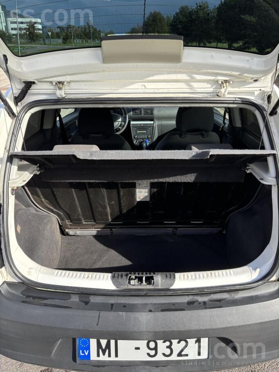 White Volkswagen Fox 2009 in Riga, with an engine capacity of 1.40 L and mileage of 267 thousand km for 1600 €, photo 13 on AUTOMOTO.COM.LV