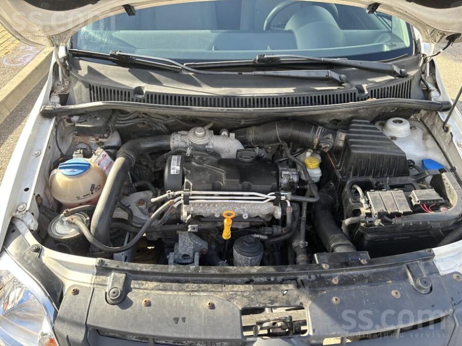 White Volkswagen Fox 2009 in Riga, with an engine capacity of 1.40 L and mileage of 267 thousand km for 1600 €, photo 14 on AUTOMOTO.COM.LV