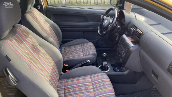 Yellow Volkswagen Fox 2005 in Vilnius, with an engine capacity of 1.40 L and mileage of 252 thousand km for 1850 €, photo 6 on AUTOMOTO.COM.LV