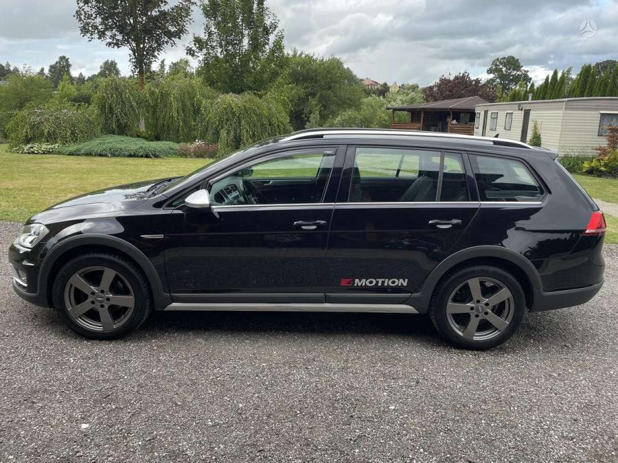 Black Volkswagen Golf Alltrack 2016 in Kursenai, with an engine capacity of 1.60 L and mileage of 240 thousand km for 8600 €, photo 5 on AUTOMOTO.COM.LV