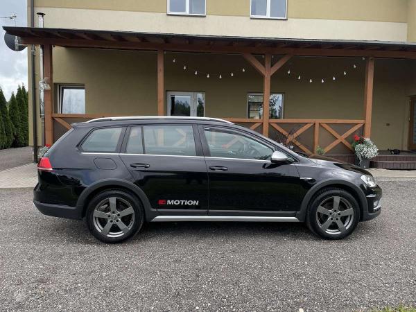 Melns Volkswagen Golf Alltrack 2016 Kuršėnai, ar dzinēja tilpumu 1.60 L un nobraukumu 240 tūkst. km par 8600 €, foto 8 vietnē AUTOMOTO.COM.LV