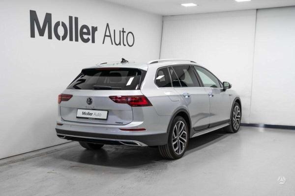 Pelēks Volkswagen Golf Alltrack 2023 Viļņa, ar dzinēja tilpumu 2.00 L un nobraukumu 160 tūkst. km par 21900 €, foto 3 vietnē AUTOMOTO.COM.LV
