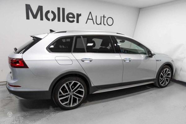 Pelēks Volkswagen Golf Alltrack 2023 Viļņa, ar dzinēja tilpumu 2.00 L un nobraukumu 160 tūkst. km par 21900 €, foto 4 vietnē AUTOMOTO.COM.LV