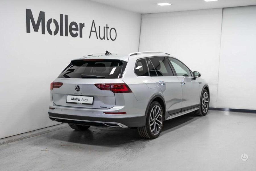 Pelēks Volkswagen Golf Alltrack 2023 Viļņa, ar dzinēja tilpumu 2.00 L un nobraukumu 160 tūkst. km par 21900 €, foto 4 vietnē AUTOMOTO.COM.LV