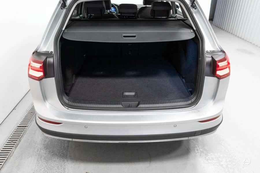 Pelēks Volkswagen Golf Alltrack 2023 Viļņa, ar dzinēja tilpumu 2.00 L un nobraukumu 160 tūkst. km par 21900 €, foto 24 vietnē AUTOMOTO.COM.LV