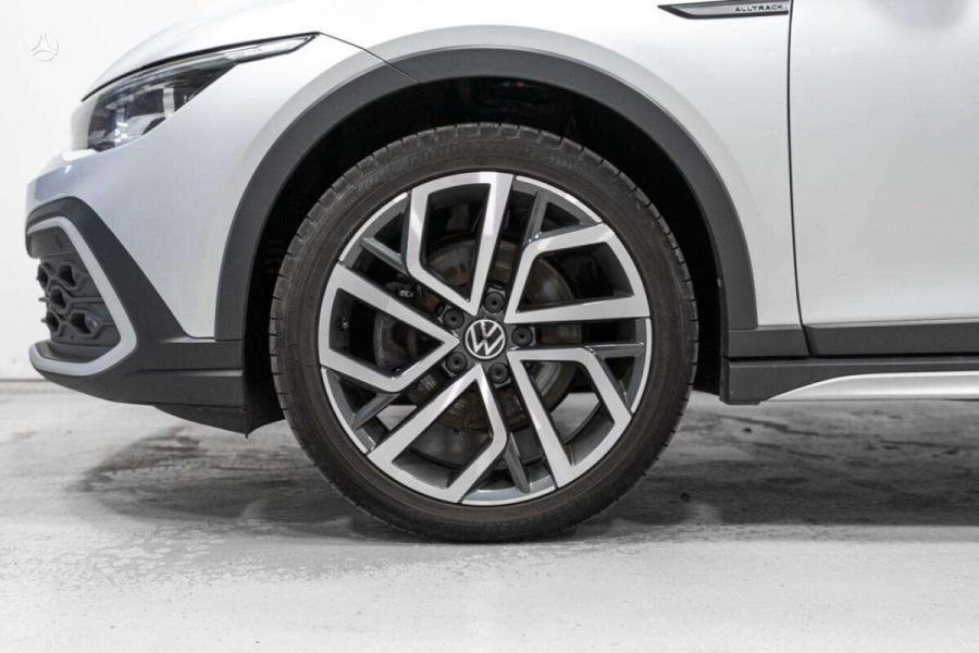 Pelēks Volkswagen Golf Alltrack 2023 Viļņa, ar dzinēja tilpumu 2.00 L un nobraukumu 160 tūkst. km par 21900 €, foto 25 vietnē AUTOMOTO.COM.LV