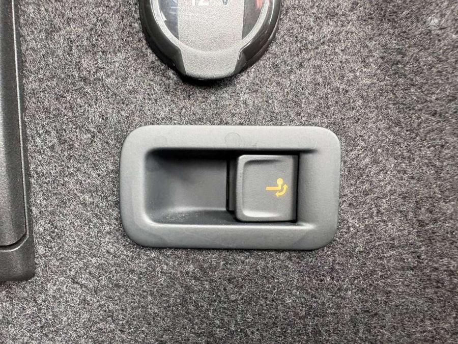 Grey Volkswagen Golf Alltrack 2023 in Vilnius, with an engine capacity of 2.00 L and mileage of 185 thousand km for 17900 €, photo 68 on AUTOMOTO.COM.LV