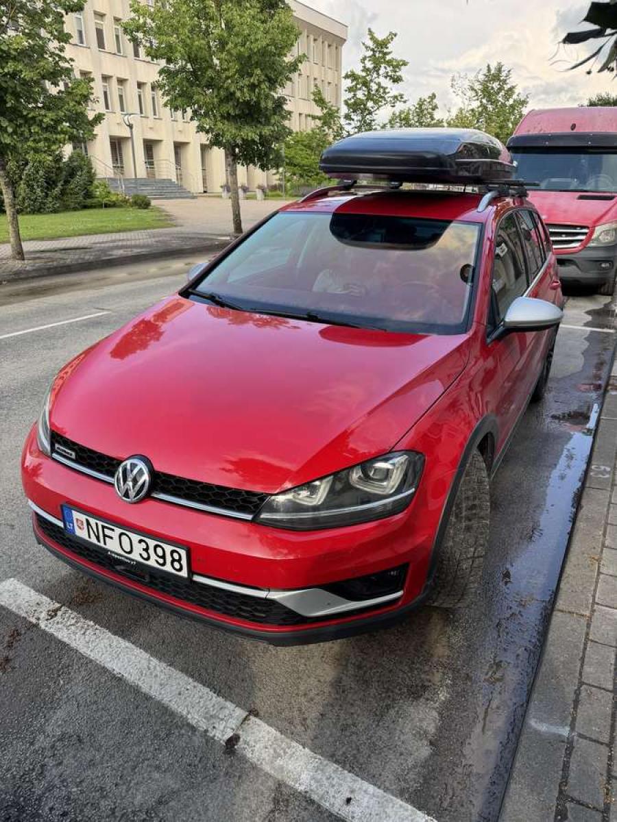 Red Volkswagen Golf Alltrack 2015 in Plunge, with an engine capacity of 2.00 L and mileage of 140 thousand km for 8500 €, photo 5 on AUTOMOTO.COM.LV