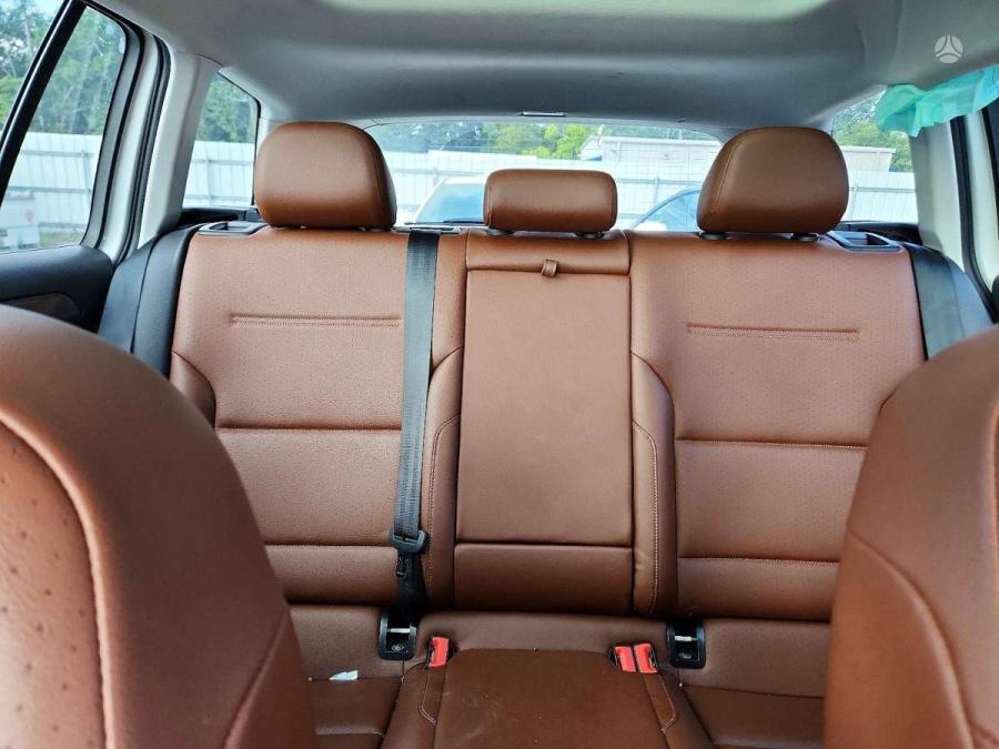 White Volkswagen Golf Alltrack 2018 in Siauliai, with an engine capacity of 1.80 L and mileage of 128 thousand km for 5100 €, photo 11 on AUTOMOTO.COM.LV