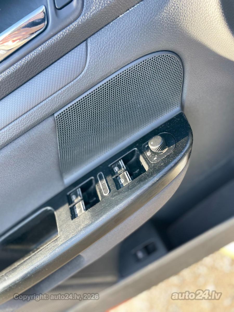 Beige Volkswagen Golf 2005 in Tallinn, with an engine capacity of 1.60 L and mileage of 163 thousand km for 1900 €, photo 15 on AUTOMOTO.COM.LV