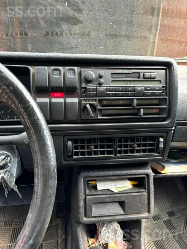 Melns Volkswagen Golf 1990 Jūrmala, ar dzinēja tilpumu 1.40 L un nobraukumu 156 tūkst. km par 1300 €, foto 4 vietnē AUTOMOTO.COM.LV