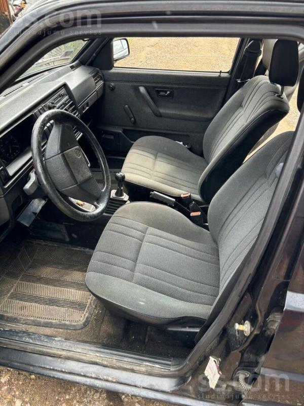 Melns Volkswagen Golf 1990 Jūrmala, ar dzinēja tilpumu 1.40 L un nobraukumu 156 tūkst. km par 1300 €, foto 7 vietnē AUTOMOTO.COM.LV