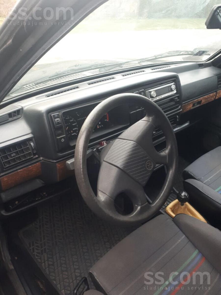 Black Volkswagen Golf 1991 in Riga, with an engine capacity of 1.80 L and mileage of 228 thousand km for 2200 €, photo 7 on AUTOMOTO.COM.LV