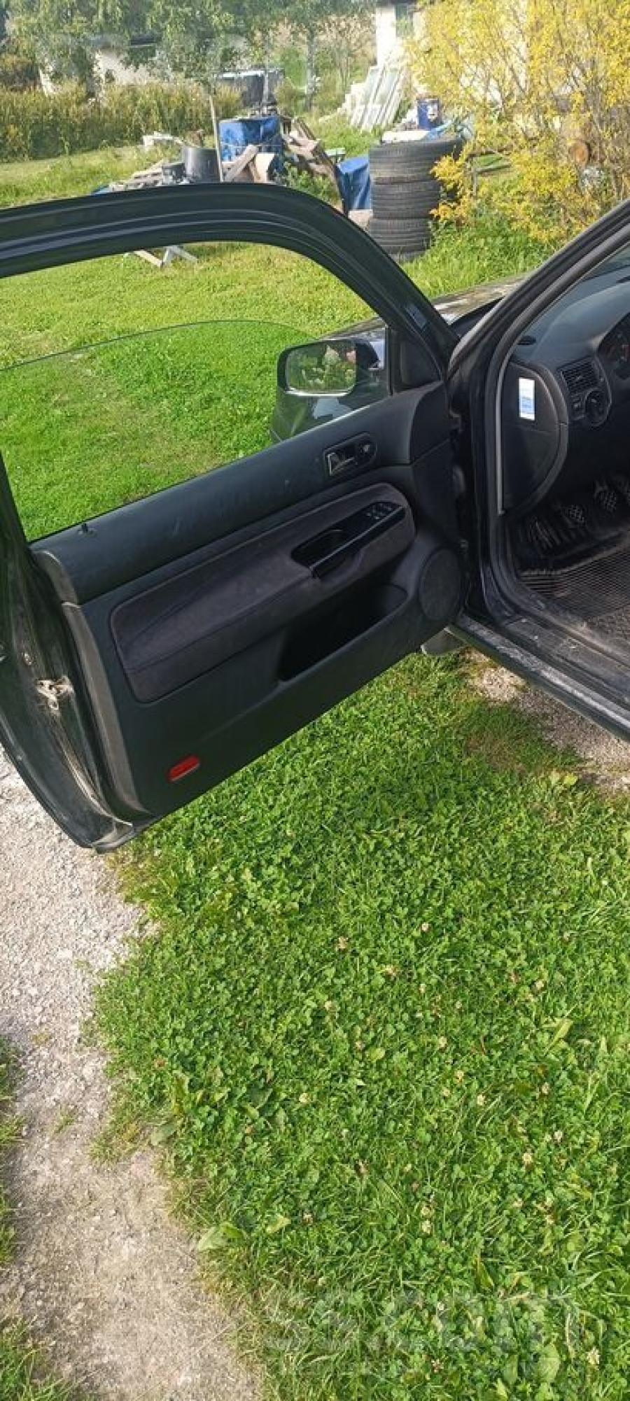 Melns Volkswagen Golf 2002 Daugavpils, ar dzinēja tilpumu 1.40 L un nobraukumu 215 tūkst. km par 1300 €, foto 4 vietnē AUTOMOTO.COM.LV