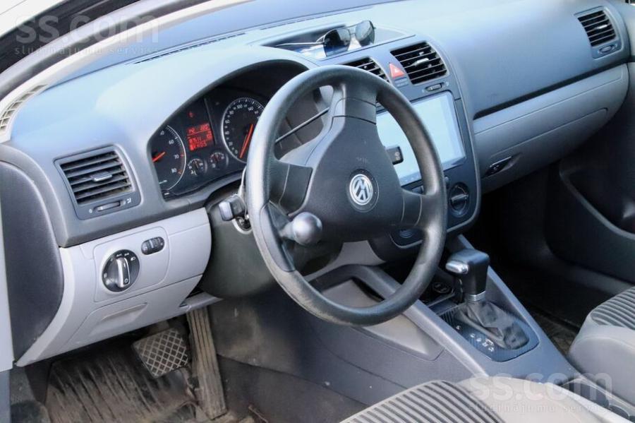 Black Volkswagen Golf 2006 in Riga, with an engine capacity of 1.60 L and mileage of 188 thousand km for 1500 €, photo 4 on AUTOMOTO.COM.LV