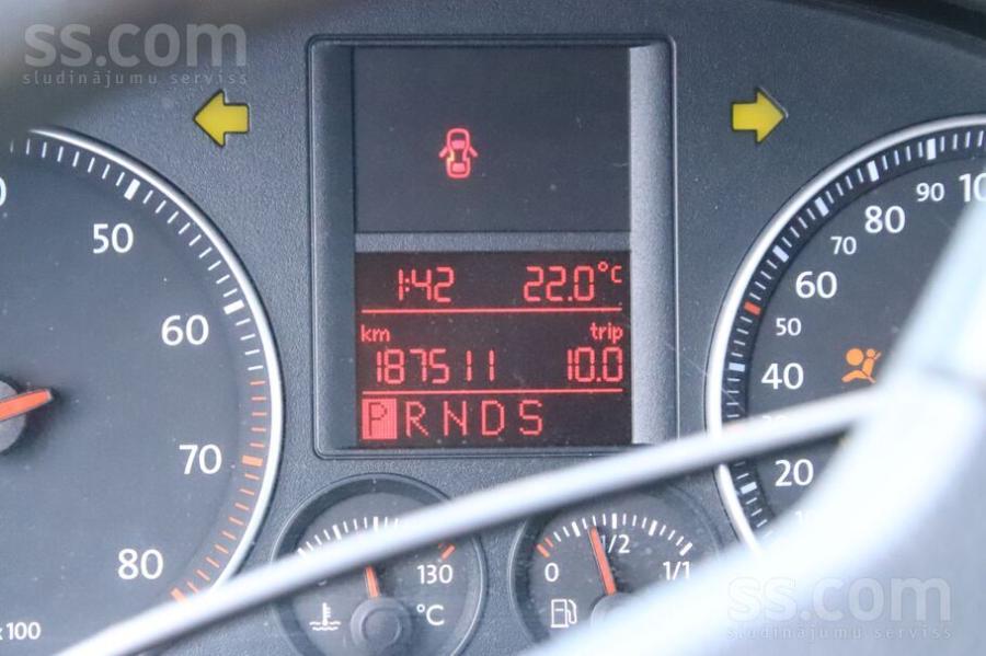 Black Volkswagen Golf 2006 in Riga, with an engine capacity of 1.60 L and mileage of 188 thousand km for 1500 €, photo 5 on AUTOMOTO.COM.LV