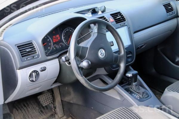 Black Volkswagen Golf 2006 in Riga, with an engine capacity of 1.60 L and mileage of 188 thousand km for 1500 €, photo 4 on AUTOMOTO.COM.LV