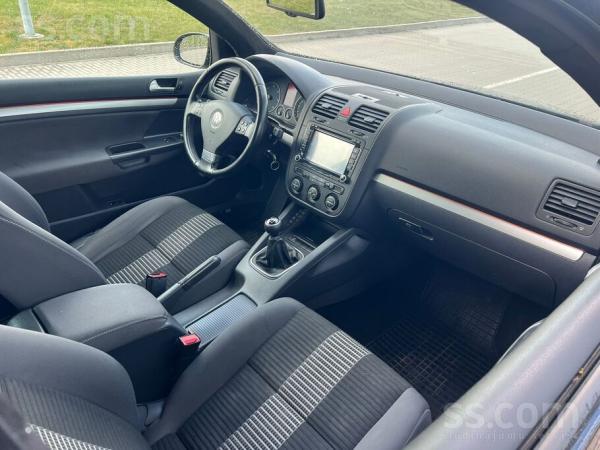 Black Volkswagen Golf 2009 in Rezekne, with an engine capacity of 1.90 L and mileage of 363 thousand km for 3500 €, photo 6 on AUTOMOTO.COM.LV