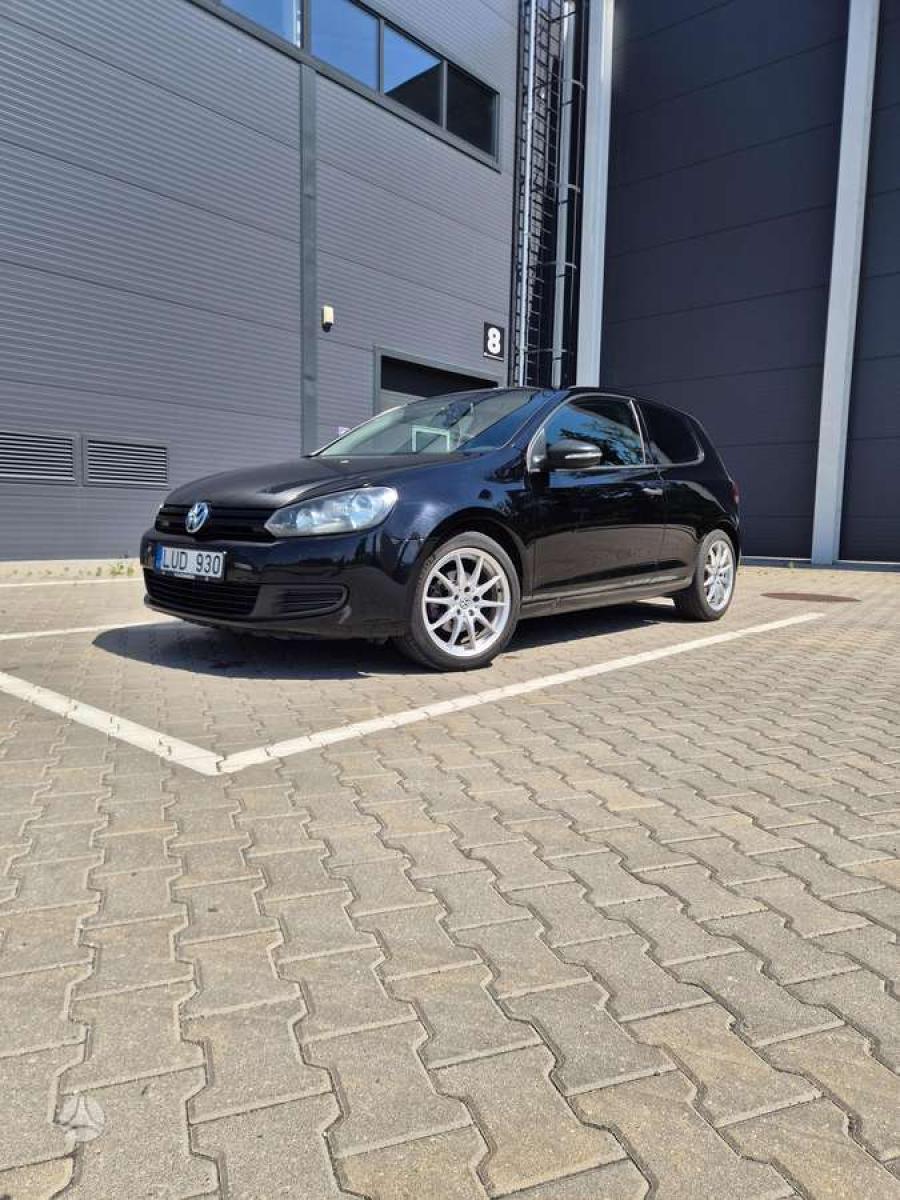 Black Volkswagen Golf 2010 in Kaunas, with an engine capacity of 1.39 L and mileage of 240 thousand km for 3500 €, photo 1 on AUTOMOTO.COM.LV