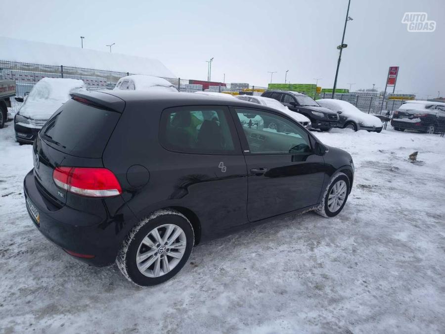 Melns Volkswagen Golf 2011 Marijampole, ar dzinēja tilpumu 1.40 L un nobraukumu 120 tūkst. km par 3900 €, foto 2 vietnē AUTOMOTO.COM.LV