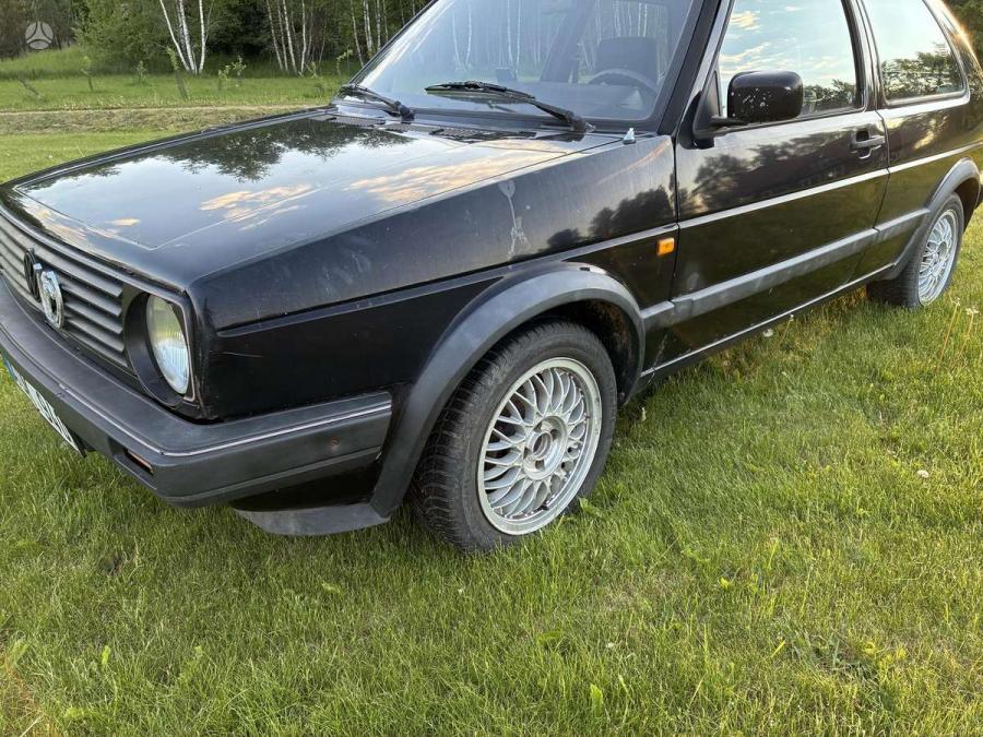Black Volkswagen Golf 1990 in Vilnius, with an engine capacity of 1.78 L and mileage of 300 thousand km for 1800 €, photo 3 on AUTOMOTO.COM.LV