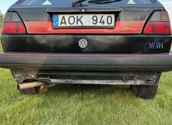 Black Volkswagen Golf 1990 in Vilnius, with an engine capacity of 1.78 L and mileage of 300 thousand km for 1800 €, photo 4 on AUTOMOTO.COM.LV