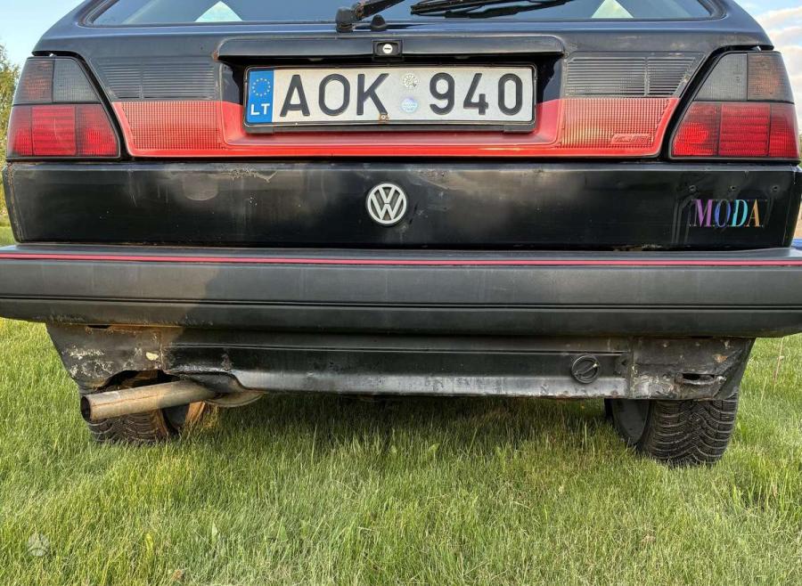 Black Volkswagen Golf 1990 in Vilnius, with an engine capacity of 1.78 L and mileage of 300 thousand km for 1800 €, photo 5 on AUTOMOTO.COM.LV