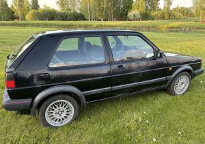 Black Volkswagen Golf 1990 in Vilnius, with an engine capacity of 1.78 L and mileage of 300 thousand km for 1800 €, photo 7 on AUTOMOTO.COM.LV