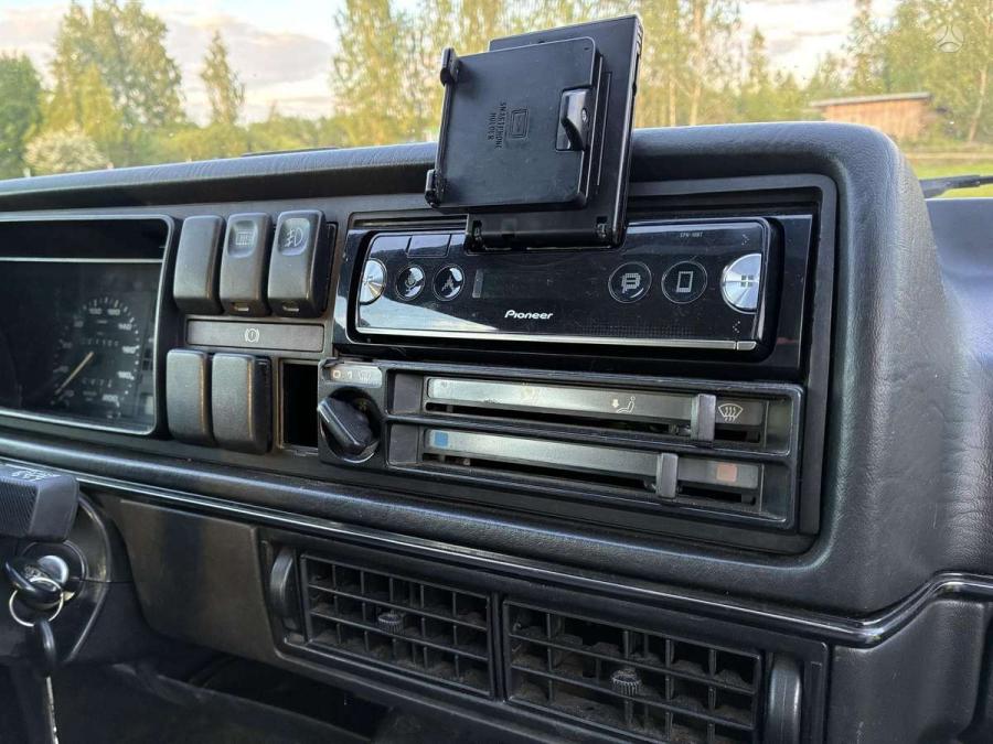 Black Volkswagen Golf 1990 in Vilnius, with an engine capacity of 1.78 L and mileage of 300 thousand km for 1800 €, photo 12 on AUTOMOTO.COM.LV