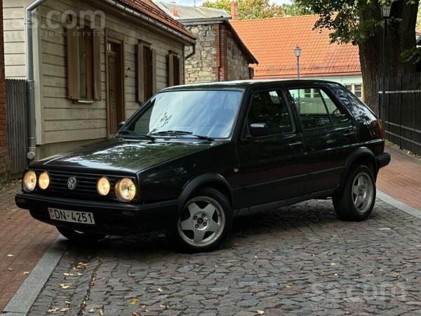 Melns Volkswagen Golf 1991 Cēsis, ar dzinēja tilpumu 1.60 L un nobraukumu 400 tūkst. km par 3490 €, foto 1 vietnē AUTOMOTO.COM.LV