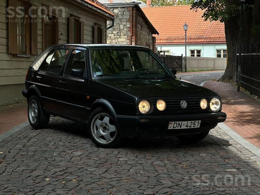 Black Volkswagen Golf 1991 in Cesis, with an engine capacity of 1.60 L and mileage of 400 thousand km for 3490 €, photo 4 on AUTOMOTO.COM.LV
