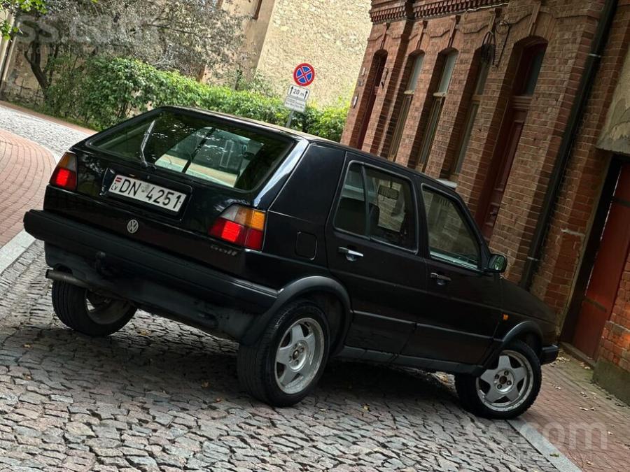 Black Volkswagen Golf 1991 in Cesis, with an engine capacity of 1.60 L and mileage of 400 thousand km for 3490 €, photo 9 on AUTOMOTO.COM.LV