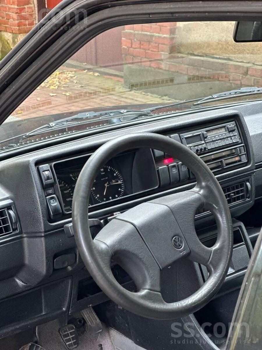 Black Volkswagen Golf 1991 in Cesis, with an engine capacity of 1.60 L and mileage of 400 thousand km for 3490 €, photo 13 on AUTOMOTO.COM.LV