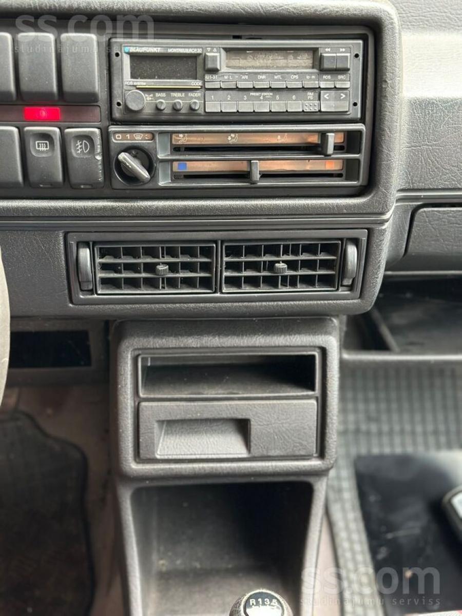 Black Volkswagen Golf 1991 in Cesis, with an engine capacity of 1.60 L and mileage of 400 thousand km for 3490 €, photo 19 on AUTOMOTO.COM.LV