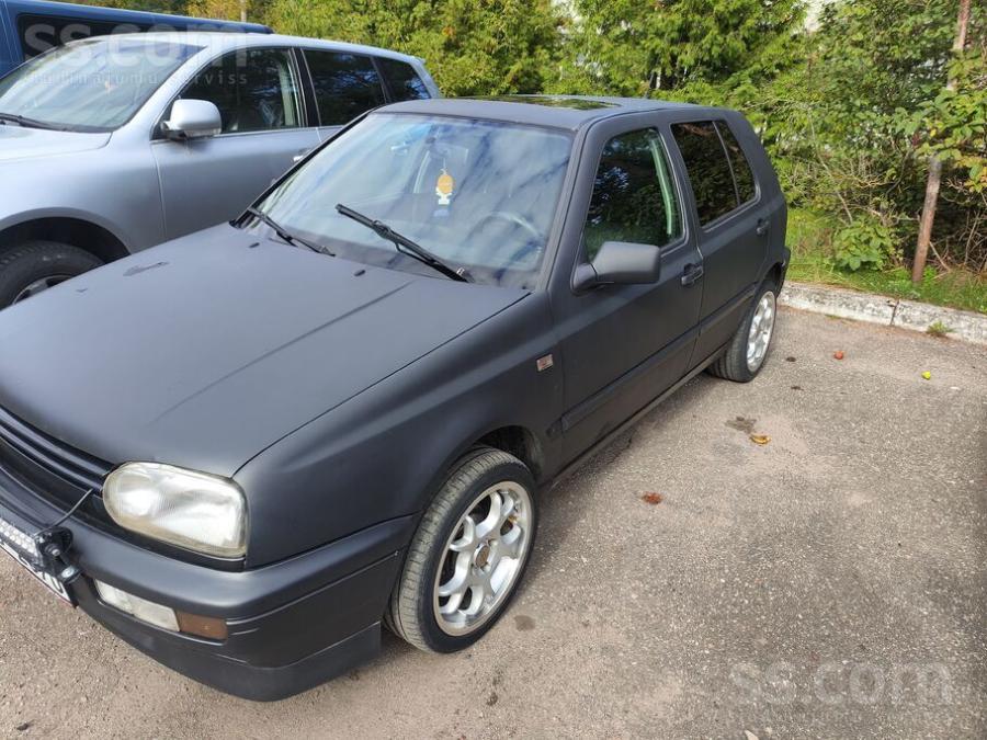 Melns Volkswagen Golf 1995 Daugavpils, ar dzinēja tilpumu 1.90 L un nobraukumu 120 tūkst. km par 700 €, foto 3 vietnē AUTOMOTO.COM.LV