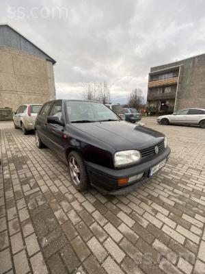 Melns Volkswagen Golf 1996 Ventspils, ar dzinēja tilpumu 1.60 L un nobraukumu 179 tūkst. km par 850 €, foto  vietnē AUTOMOTO.COM.LV