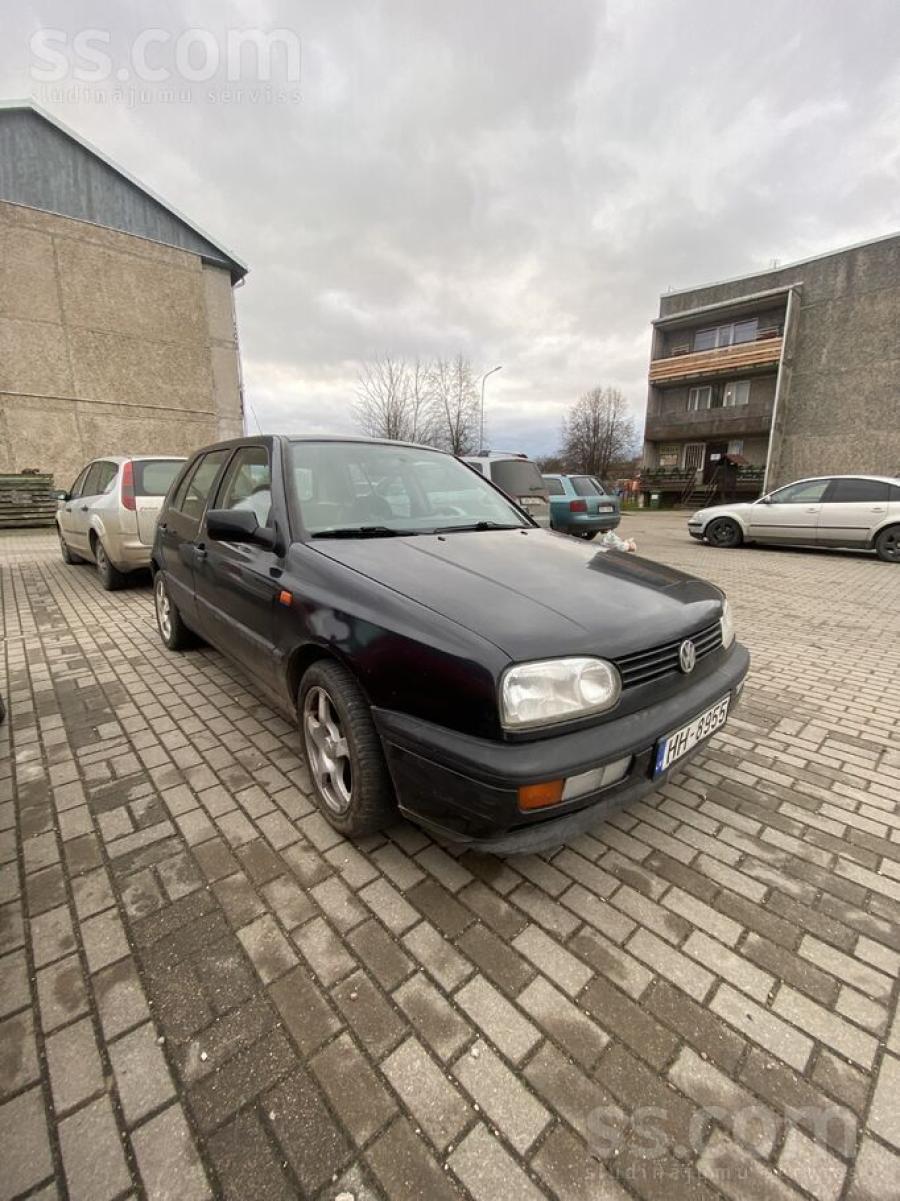 Black Volkswagen Golf 1996 in Ventspils, with an engine capacity of 1.60 L and mileage of 179 thousand km for 850 €, photo 1 on AUTOMOTO.COM.LV