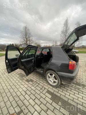 Black Volkswagen Golf 1996 in Ventspils, with an engine capacity of 1.60 L and mileage of 179 thousand km for 850 €, photo 3 on AUTOMOTO.COM.LV