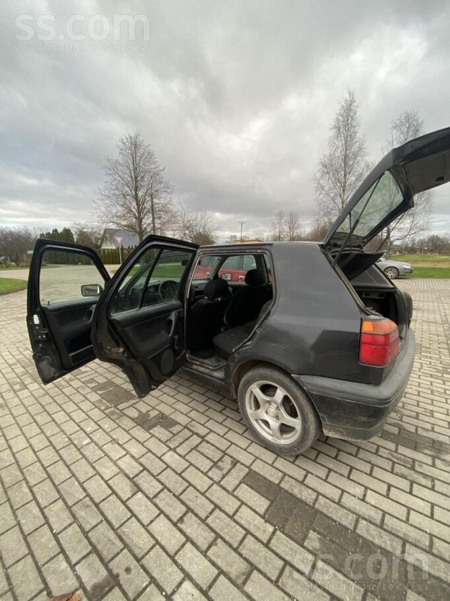 Black Volkswagen Golf 1996 in Ventspils, with an engine capacity of 1.60 L and mileage of 179 thousand km for 850 €, photo 3 on AUTOMOTO.COM.LV