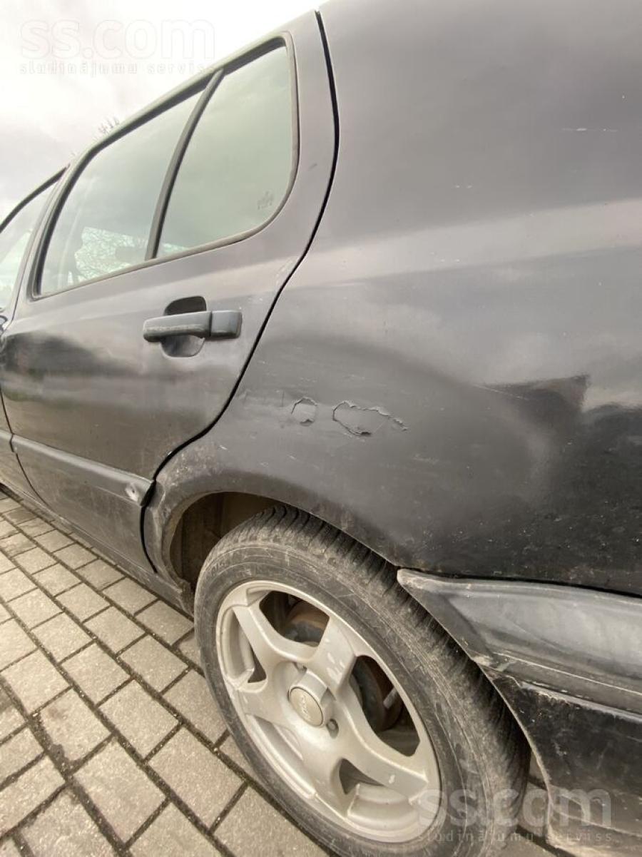 Black Volkswagen Golf 1996 in Ventspils, with an engine capacity of 1.60 L and mileage of 179 thousand km for 850 €, photo 4 on AUTOMOTO.COM.LV