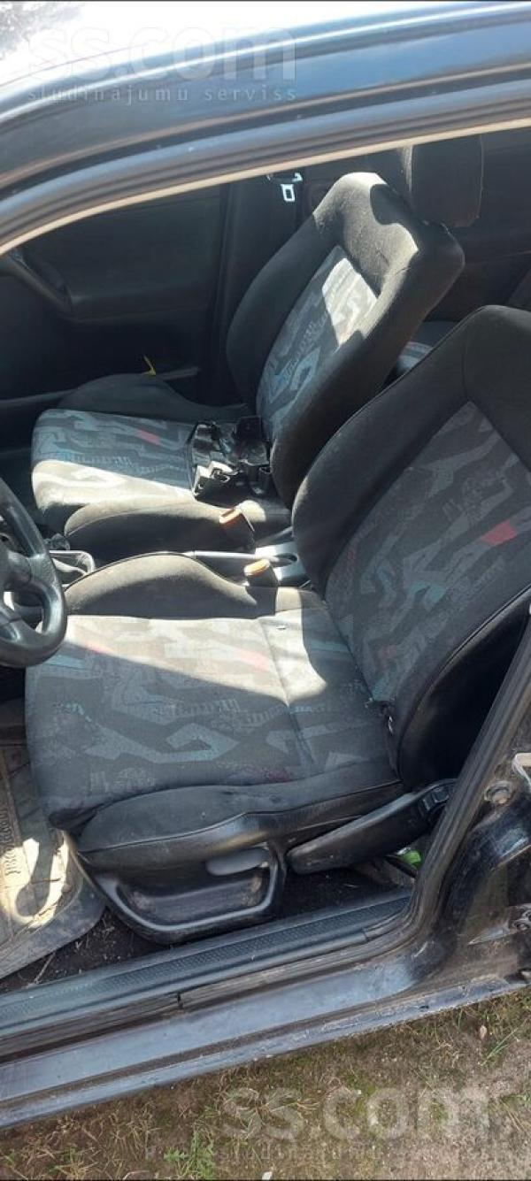 Black Volkswagen Golf 1996 in Ventspils, with an engine capacity of 1.60 L and mileage of 279 thousand km for 500 €, photo 5 on AUTOMOTO.COM.LV