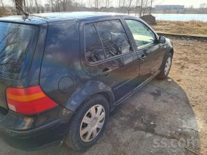 Black Volkswagen Golf 1997 in Aizkraukle, with an engine capacity of 1.60 L and mileage of 437 thousand km for 700 €, photo 1 on AUTOMOTO.COM.LV