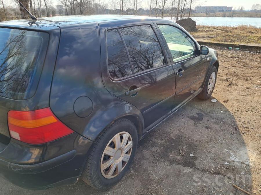 Black Volkswagen Golf 1997 in Aizkraukle, with an engine capacity of 1.60 L and mileage of 437 thousand km for 700 €, photo 1 on AUTOMOTO.COM.LV