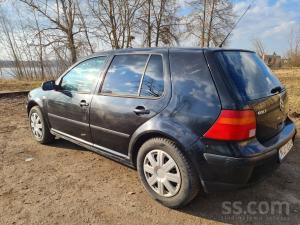 Black Volkswagen Golf 1997 in Aizkraukle, with an engine capacity of 1.60 L and mileage of 437 thousand km for 700 €, photo 2 on AUTOMOTO.COM.LV