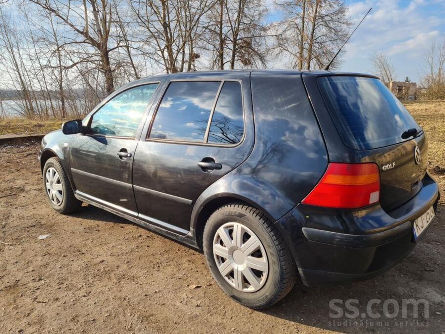 Black Volkswagen Golf 1997 in Aizkraukle, with an engine capacity of 1.60 L and mileage of 437 thousand km for 700 €, photo 2 on AUTOMOTO.COM.LV