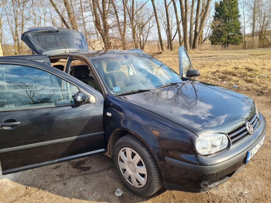 Black Volkswagen Golf 1997 in Aizkraukle, with an engine capacity of 1.60 L and mileage of 437 thousand km for 700 €, photo 3 on AUTOMOTO.COM.LV