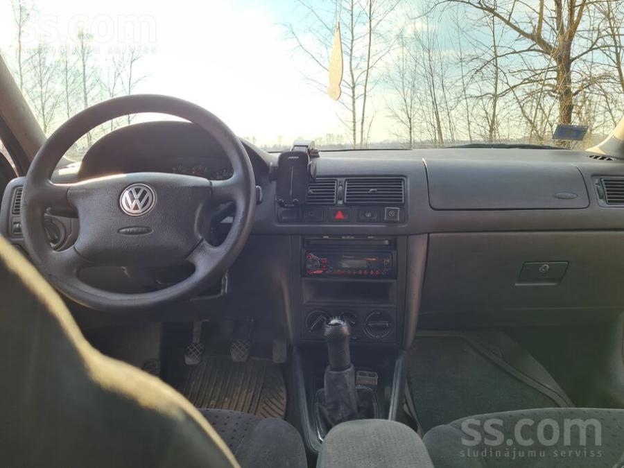 Black Volkswagen Golf 1997 in Aizkraukle, with an engine capacity of 1.60 L and mileage of 437 thousand km for 700 €, photo 4 on AUTOMOTO.COM.LV
