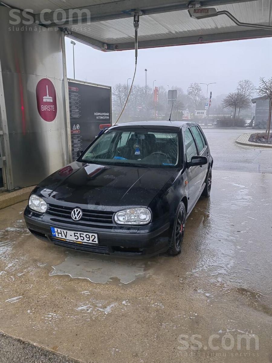 Black Volkswagen Golf 1998 in Ogre, with an engine capacity of 1.60 L and mileage of 320 thousand km for 550 €, photo 1 on AUTOMOTO.COM.LV