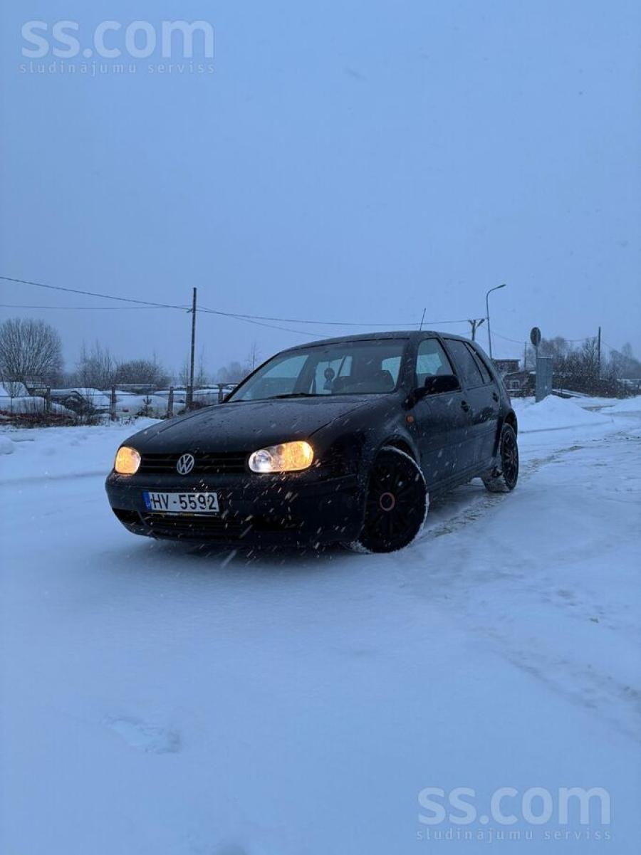 Melns Volkswagen Golf 1998 Rīga, ar dzinēja tilpumu 1.60 L un nobraukumu 333 tūkst. km par 990 €, foto 1 vietnē AUTOMOTO.COM.LV