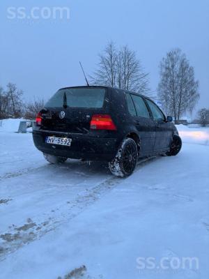 Melns Volkswagen Golf 1998 Rīga, ar dzinēja tilpumu 1.60 L un nobraukumu 333 tūkst. km par 990 €, foto 4 vietnē AUTOMOTO.COM.LV